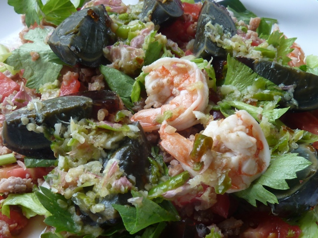 Spaces and Spices: Yam Khai Jiau Maa – ยำไข่เยี่ยวม้า - Salat aus alten ...