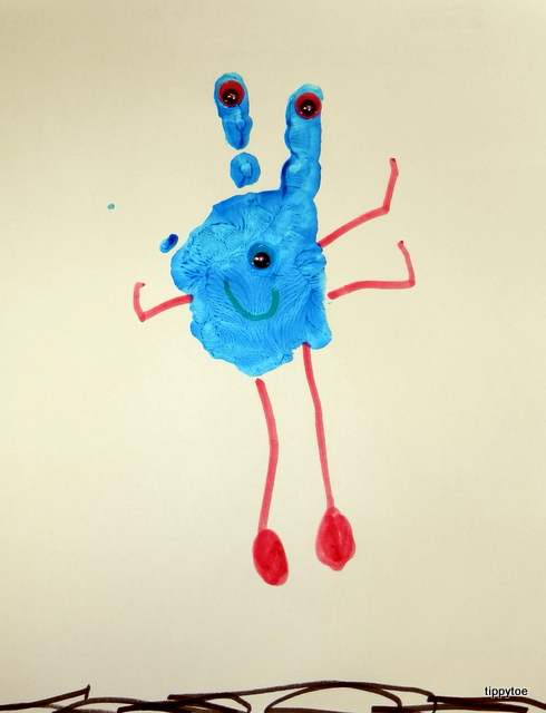 Tippytoe Crafts: Alien Handprints