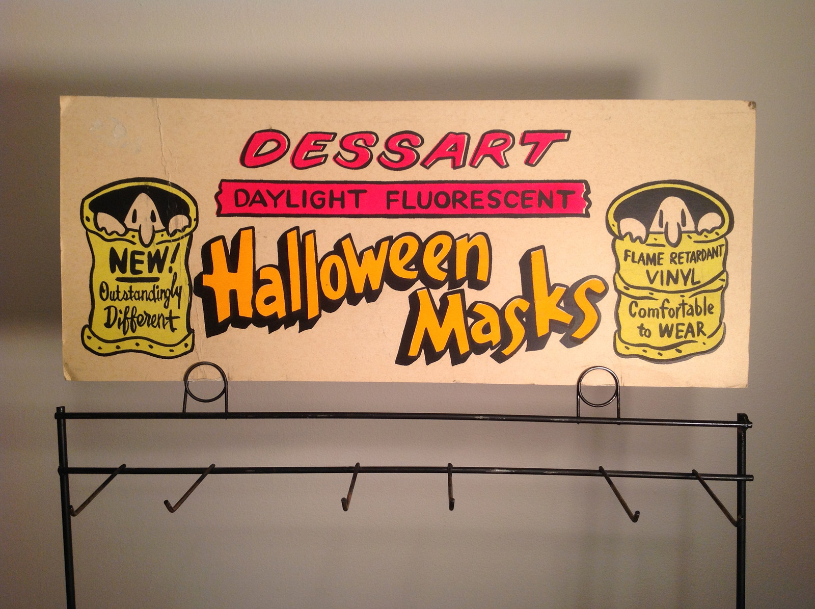 Dessart Daylight Fluorescent Halloween Mask Display | Blood Curdling ...