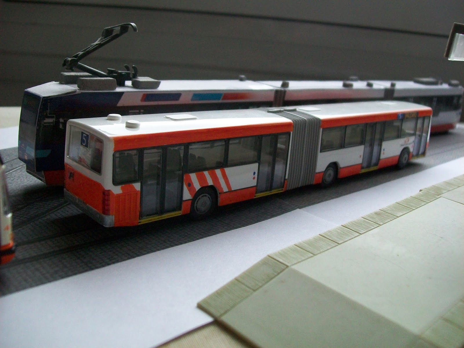 busamoi: Autobus Aperçu MB O305G, Renault R312, Tramway TPG Genève