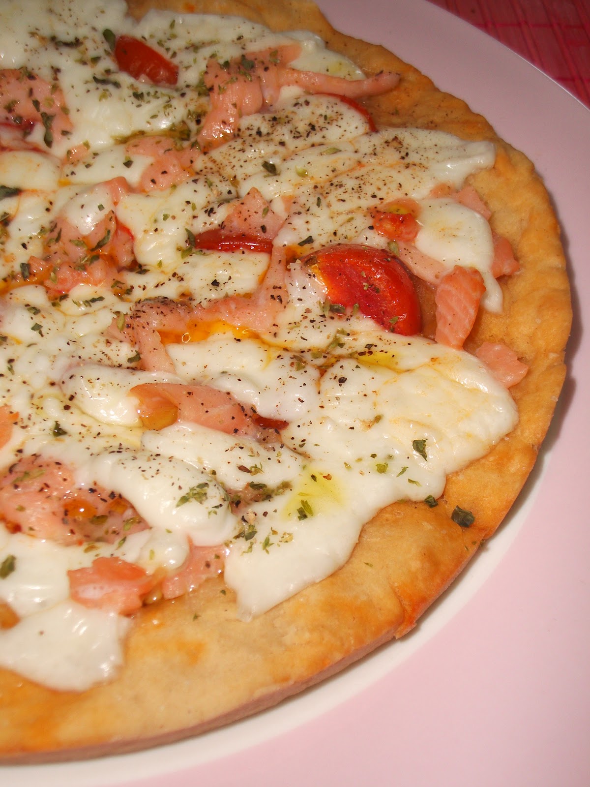 La Tavola Allegra: Pizza con Salmone Affumicato, Mozzarella di Bufala e ...