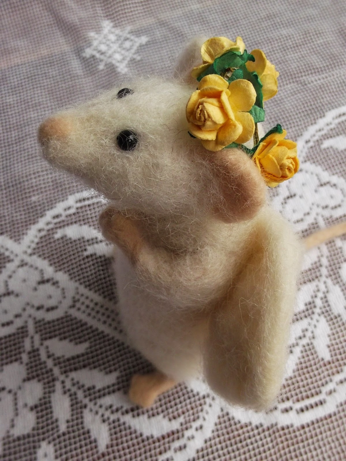 Love, Mrs Plop: Mouse Angel gets a flower garland :)