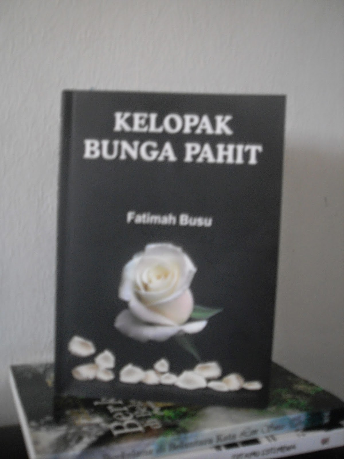 Tetamu Istimewa: Kumpulan Cerpen: Kelopak Bunga Pahit