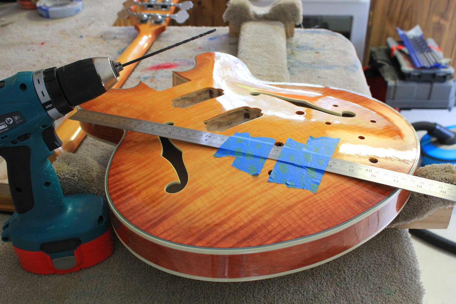 Guitar Kit Builder 335 Semi Hollow Bass The Neck Is Set