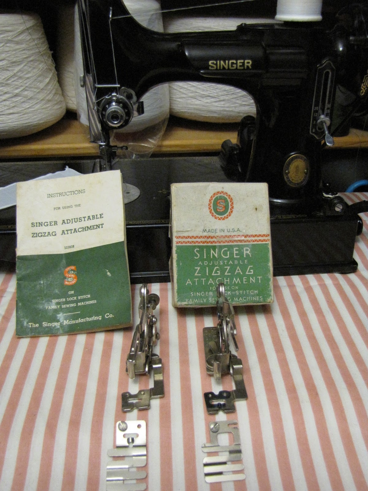 SINGER 127 or 27 VIBRATING SHUTTLE TREADLE SEWING MACHINE