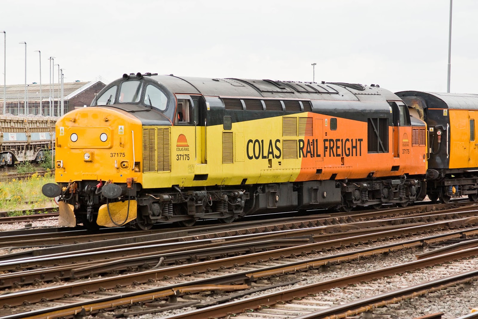 47s and other Classic Power at Southampton: 37175 departs from ...