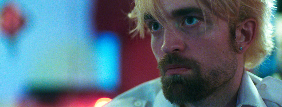 Robert Pattinson en Español: 22 Stills de Rob como Connie Nikas en ...