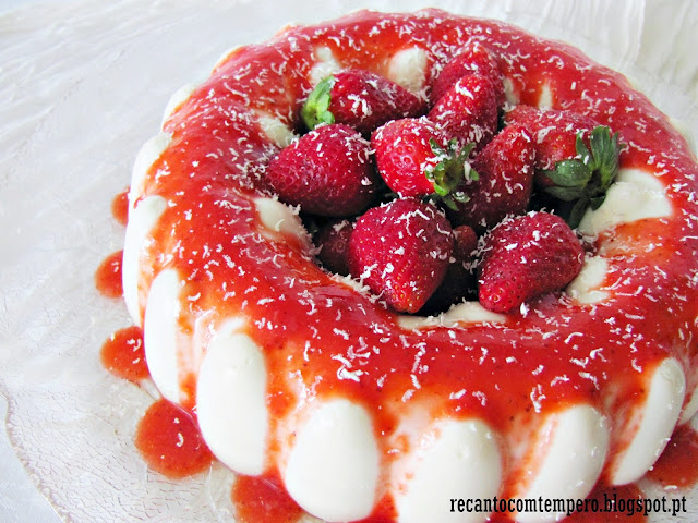 Pudim frio de chocolate branco com coulis de morango