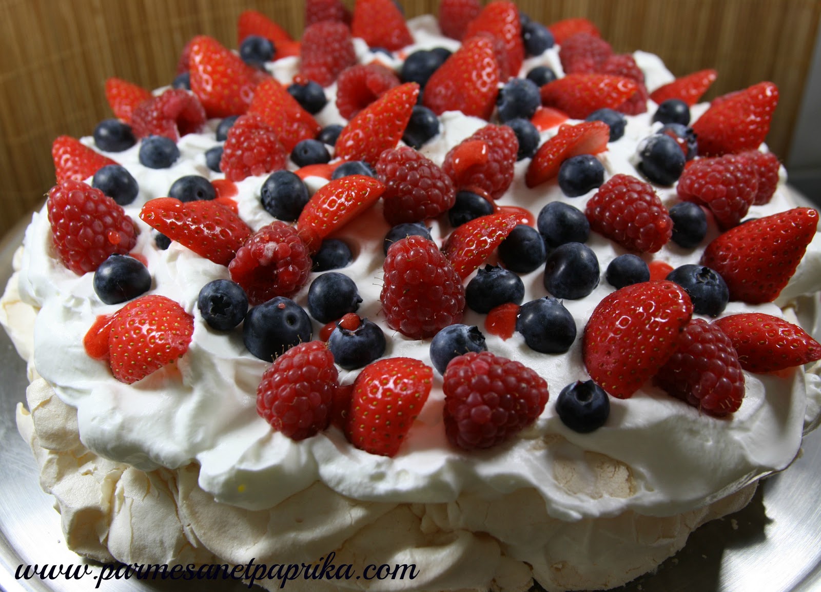 Parmesan et Paprika: Pavlova aux Fruits Rouges de Nigella