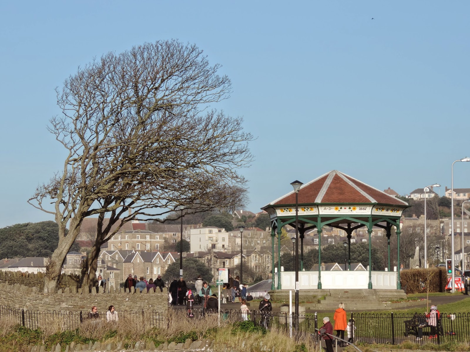 Photographic Allsorts: A Sunny Sunday Afternoon On Clevedon Sea Front.