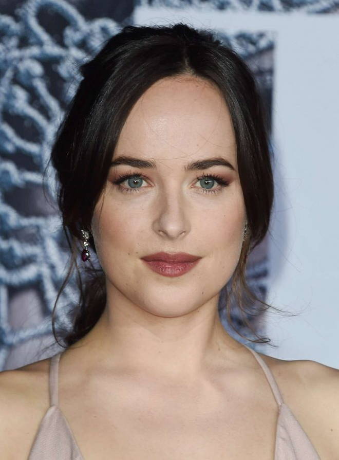 American Model Dakota Johnson Hot Smiling Face Closeup Photos - Noshwind