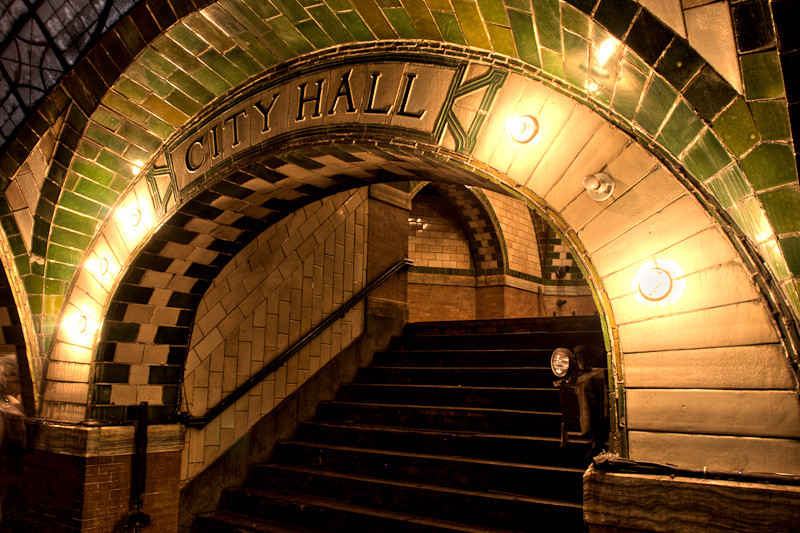 New York - History - Geschichte: Windows of City Hall Station