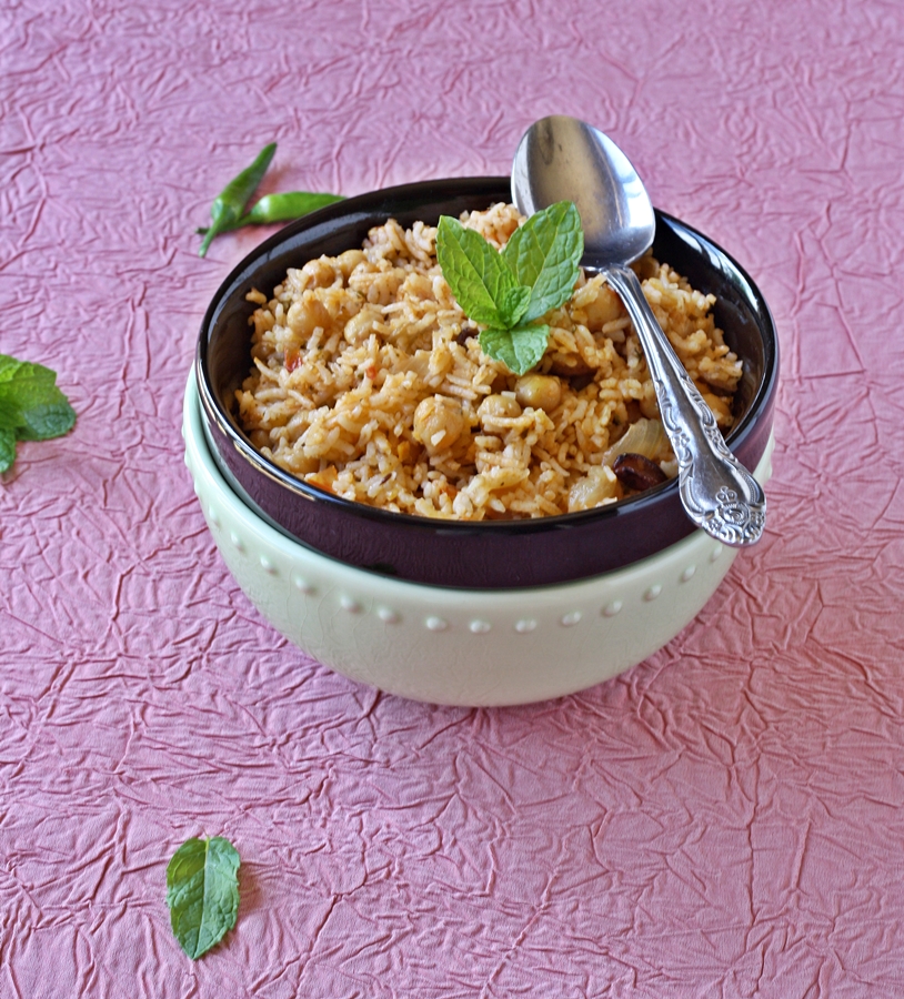 Versatile Vegetarian Kitchen: Chickpeas and Tomato Rice