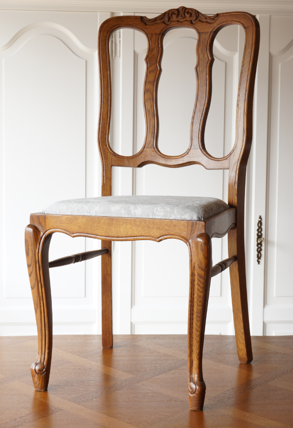 Modern Antyki: [3746] Krzesło ludwikowskie z jasnoszarą tapicerką