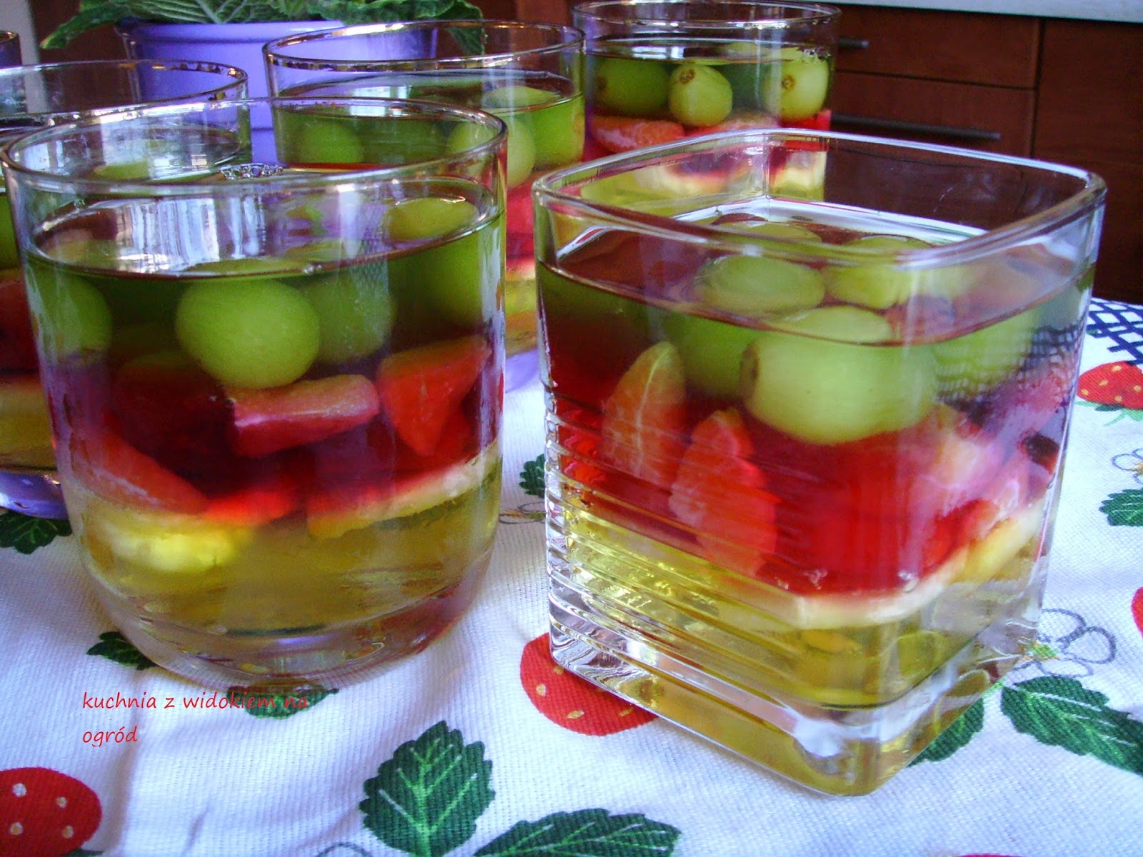 Kuchnia z widokiem na ogród: Kolorowy deser galaretkowo-owocowy ...