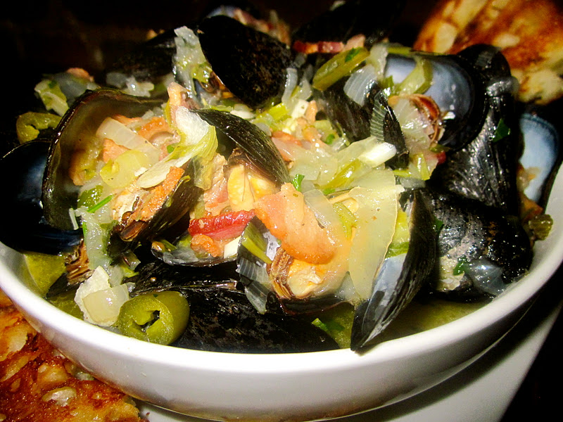 Haute + Heirloom: Date Night : Angry Mussels with Grilled Truffle Bread