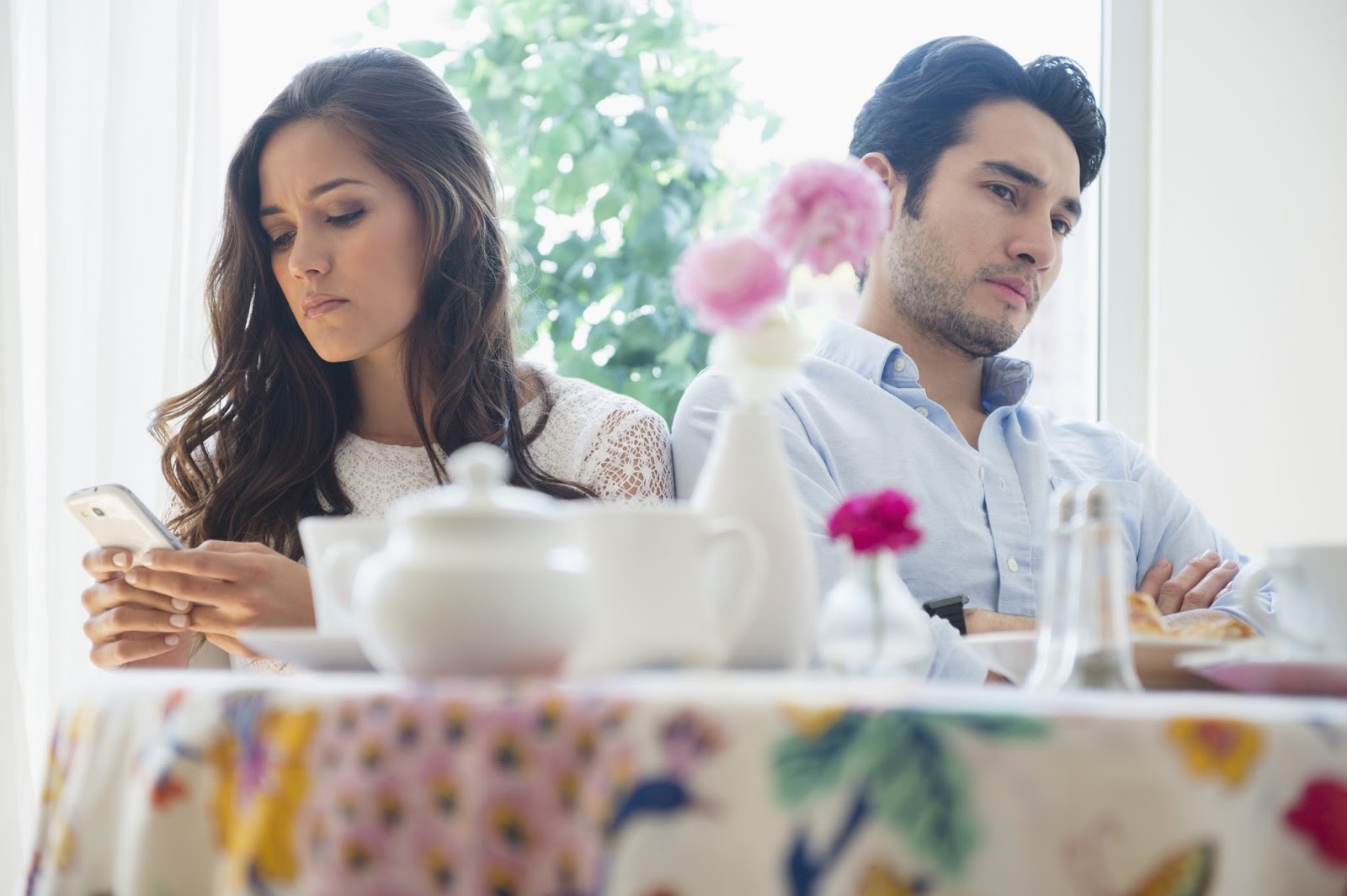 How Phubbing A New Relationship Trend Make You Hate Dating? - Trending Hunt