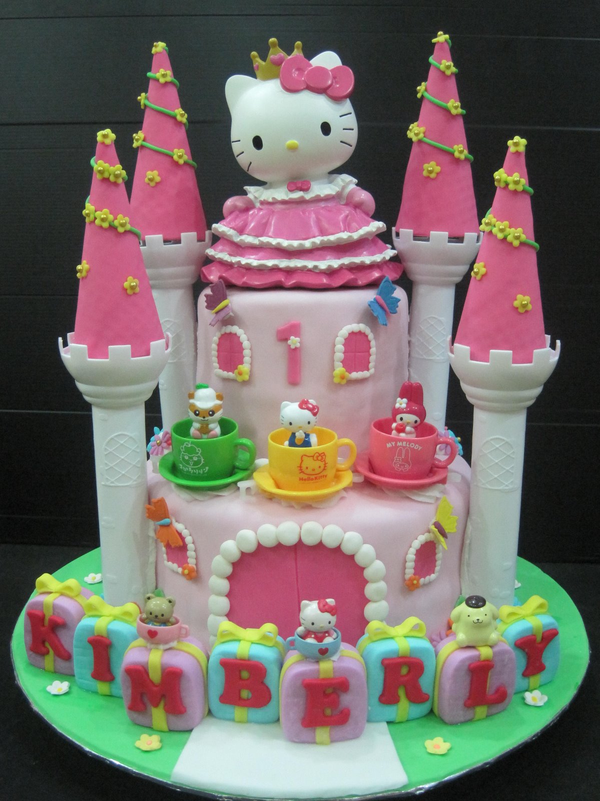 Cupcake Divinity: Kimberly's Hello Kitty theme cake