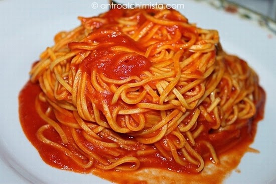 L'Antro dell'Alchimista: Fini Fini al Sugo di Pomodoro e Basilico