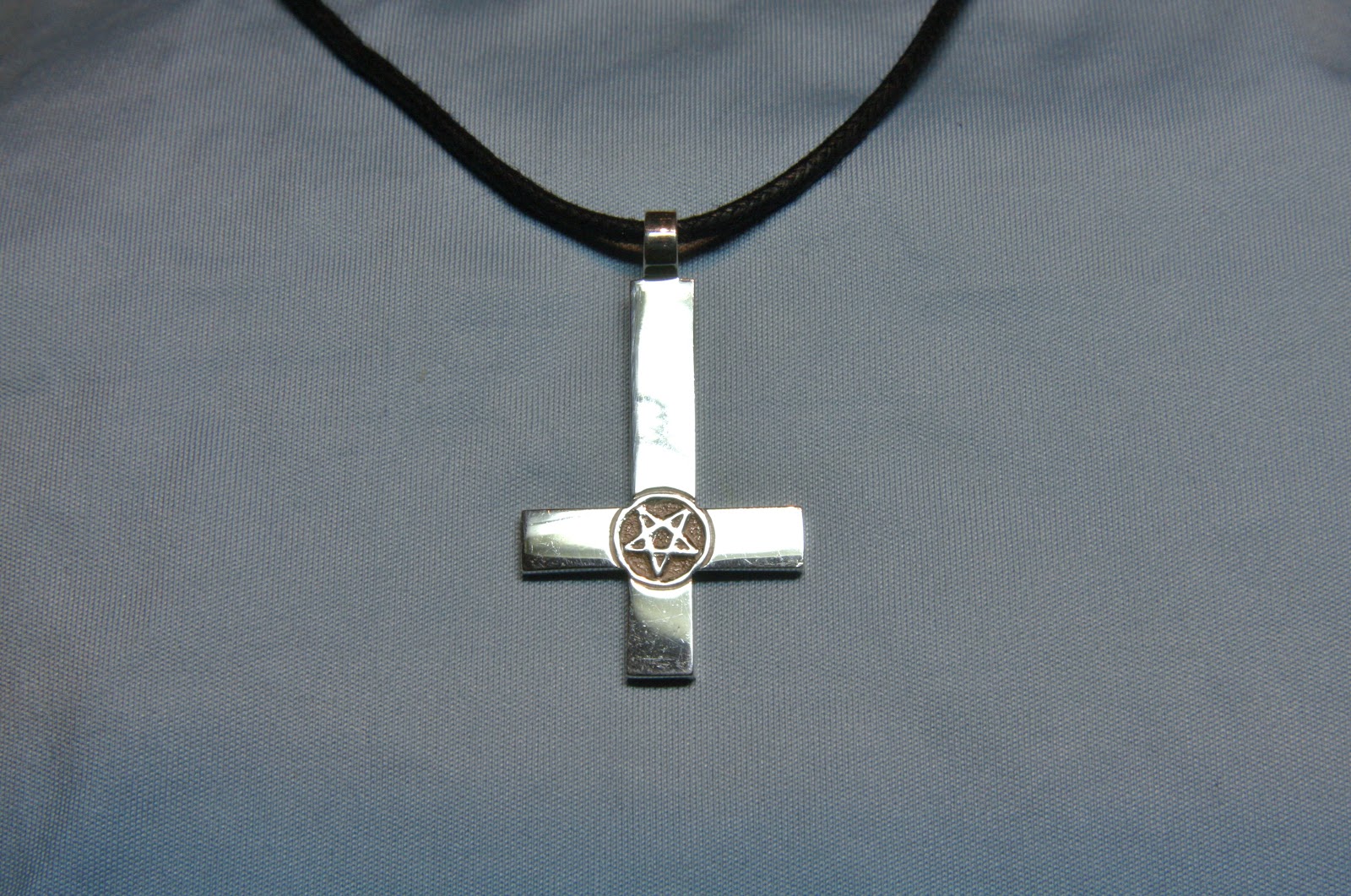 GERSANJOYA: Cruz invertida.