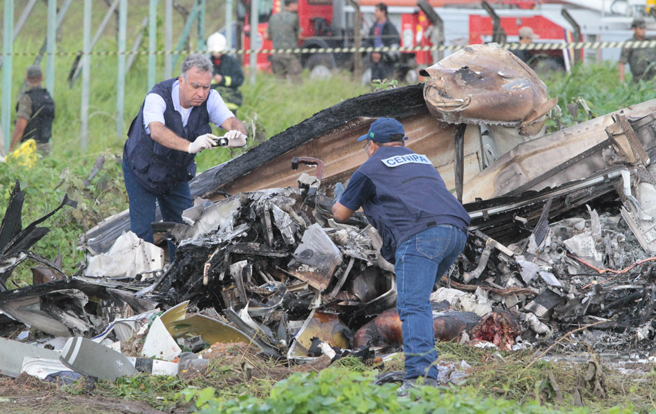 MUCHIILAS: Veja fotos do acidente aereo no Recife!