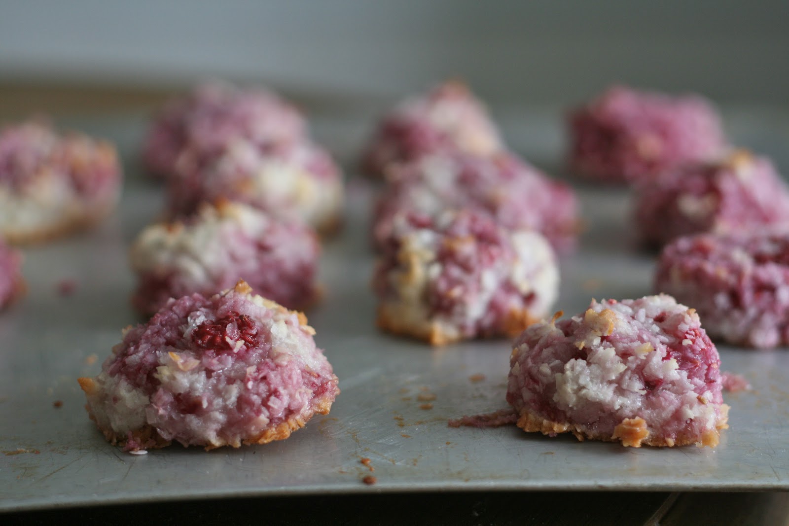Bake - a - holic: Raspberry Coconut Macaroons