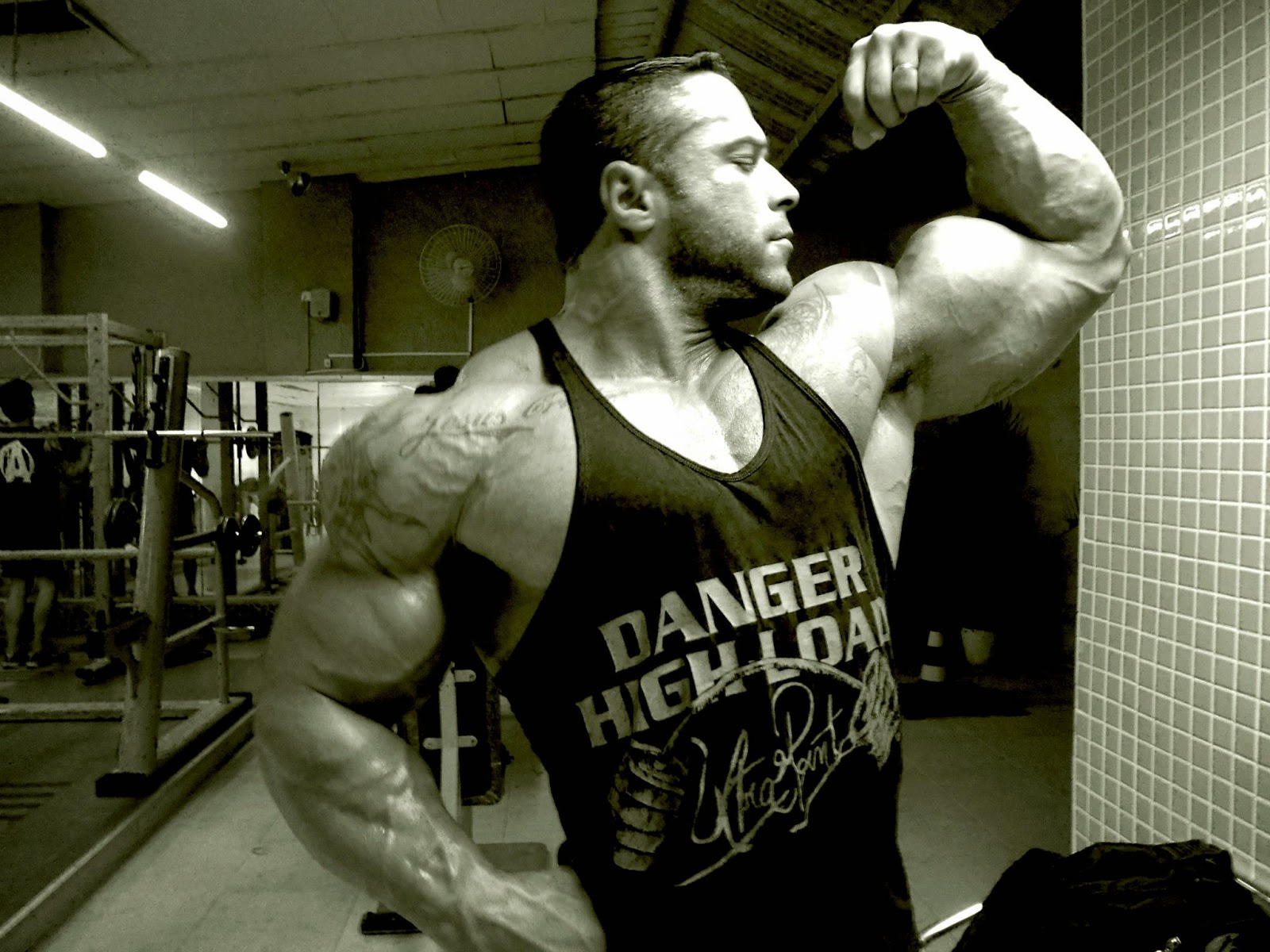 Muscle Lover: Brazilian bodybuilder Bruno Moraes