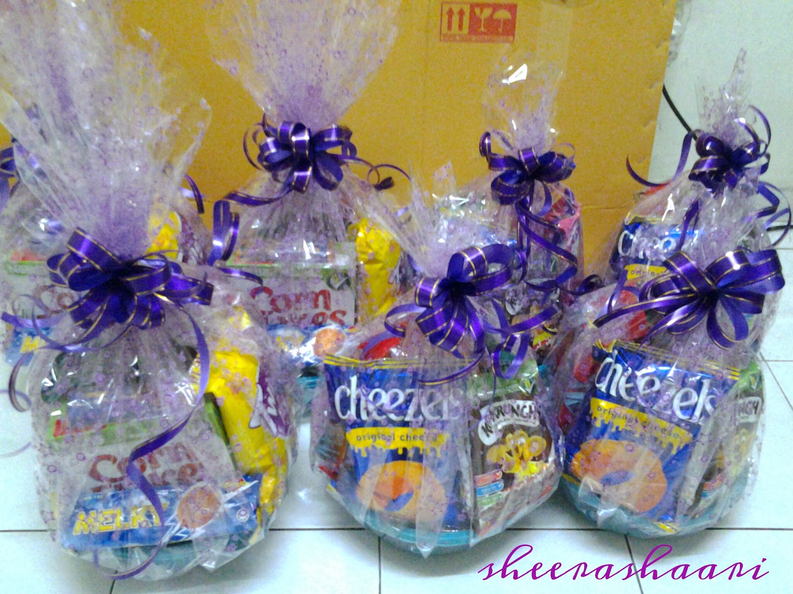 Button Badges & Stickers: HOME-MADE HAMPERS - MINI PROJECT