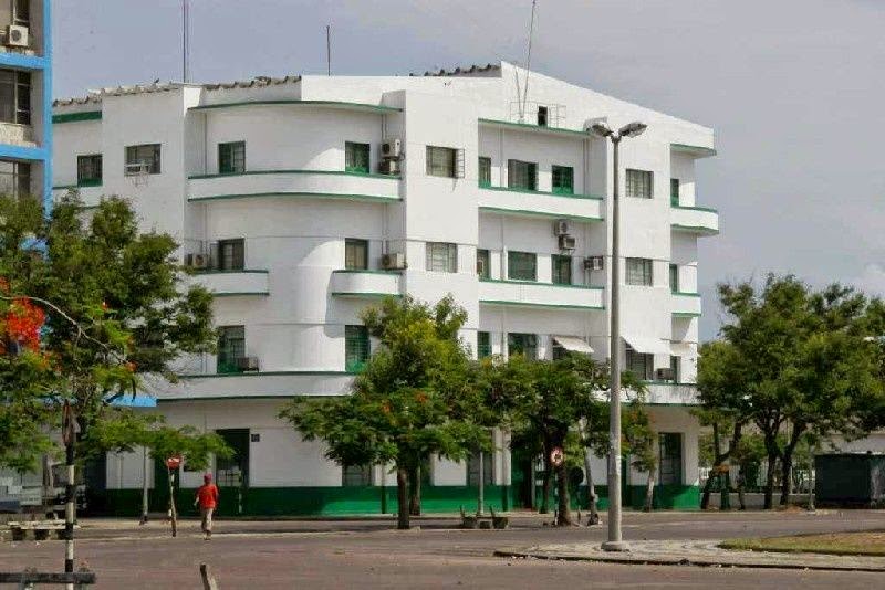 Edifício dos CFM art deco modernista na Praça dos Trabalhadores, Maputo.