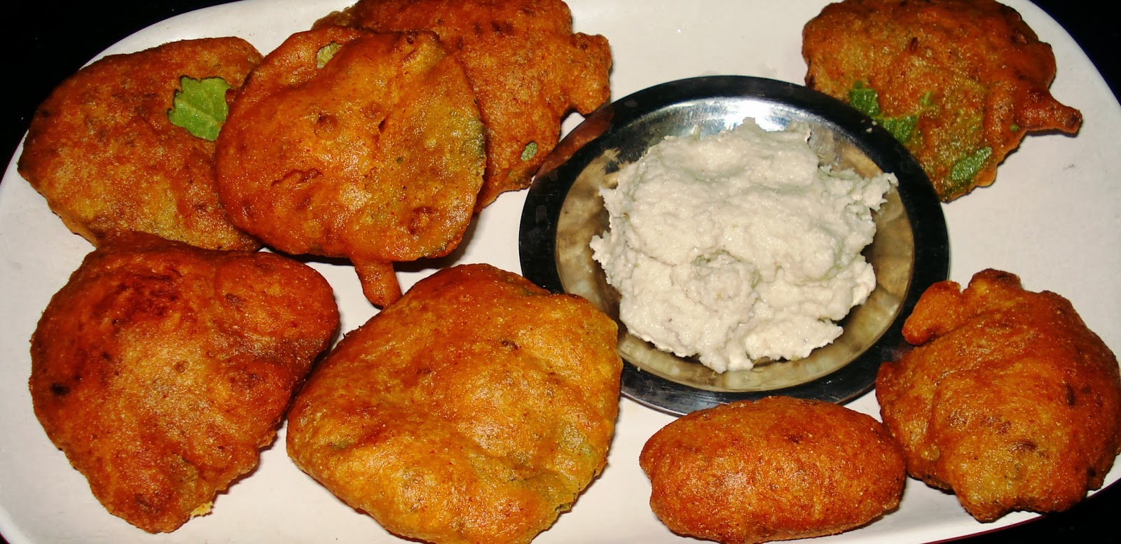 ಅಡಿಗೆ - Adige: Dodda Patre (Sambar Balli) Leaf Bajji.