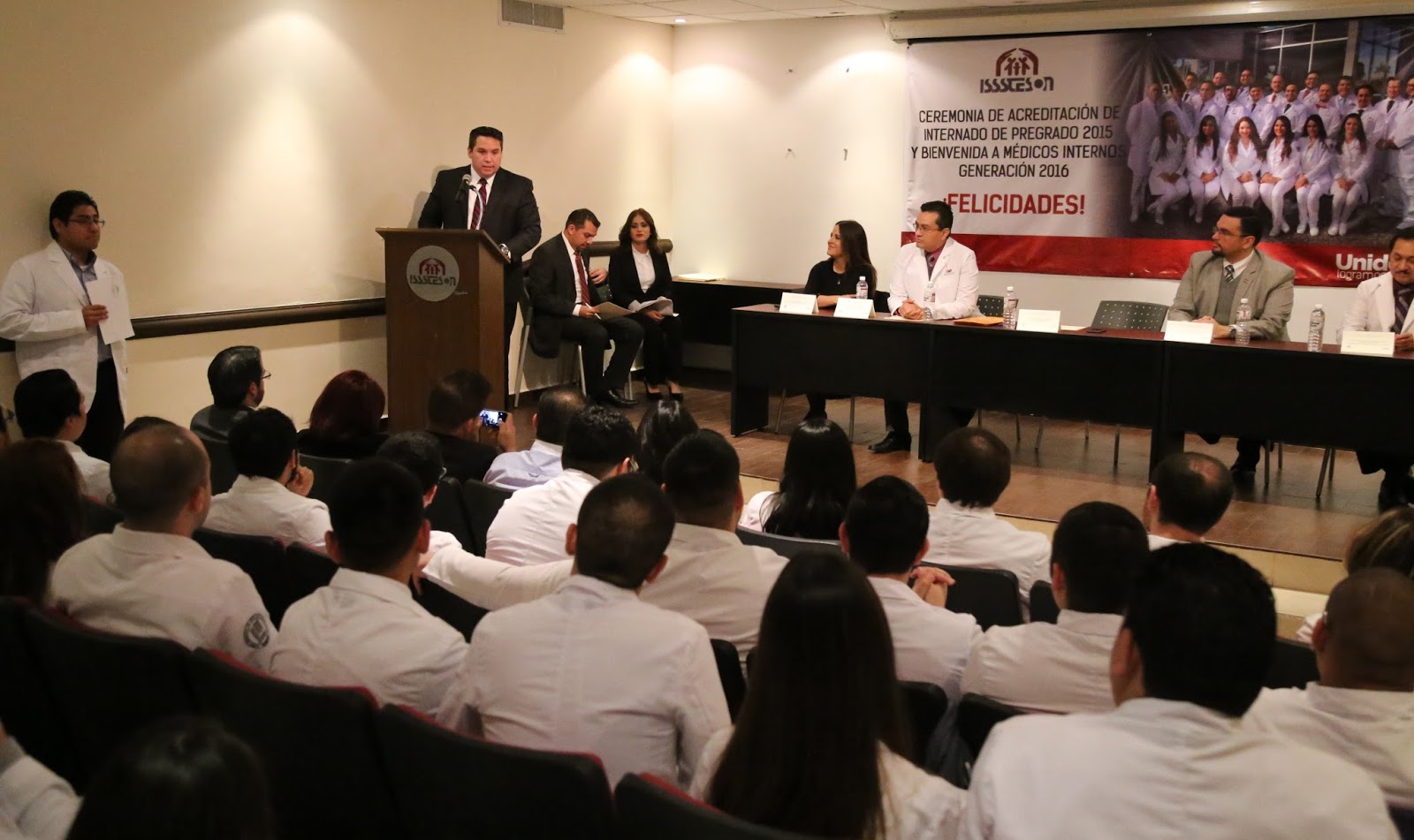 Kaleidoscopio: Se gradúan médicos internos de hospital Dr. Ignacio Chávez