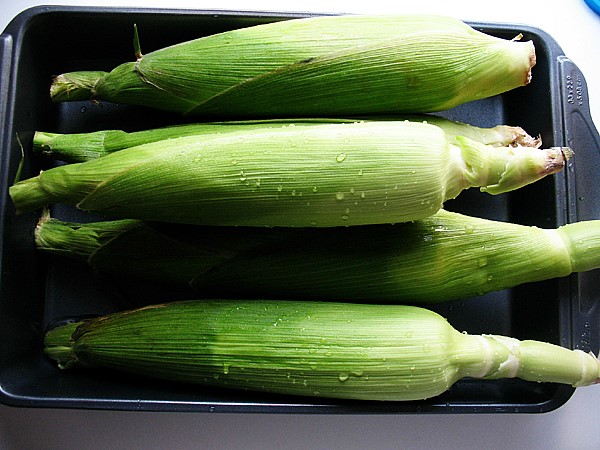Cochimochi's Kitchen: Hornear elotes junto con hojas y pelo - riquísimo ...