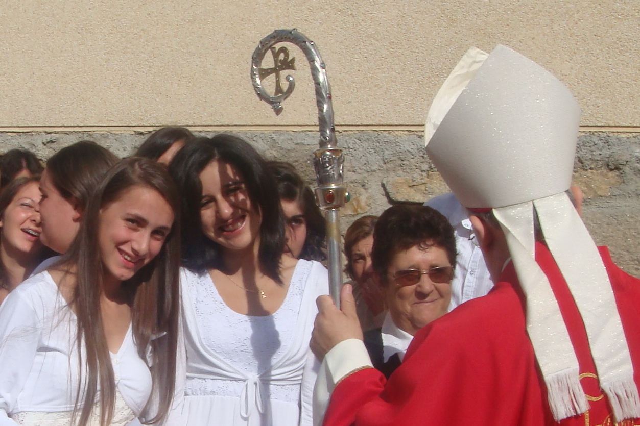 TRAVANCAS DA RAIA: Bispo crisma jovens da raia