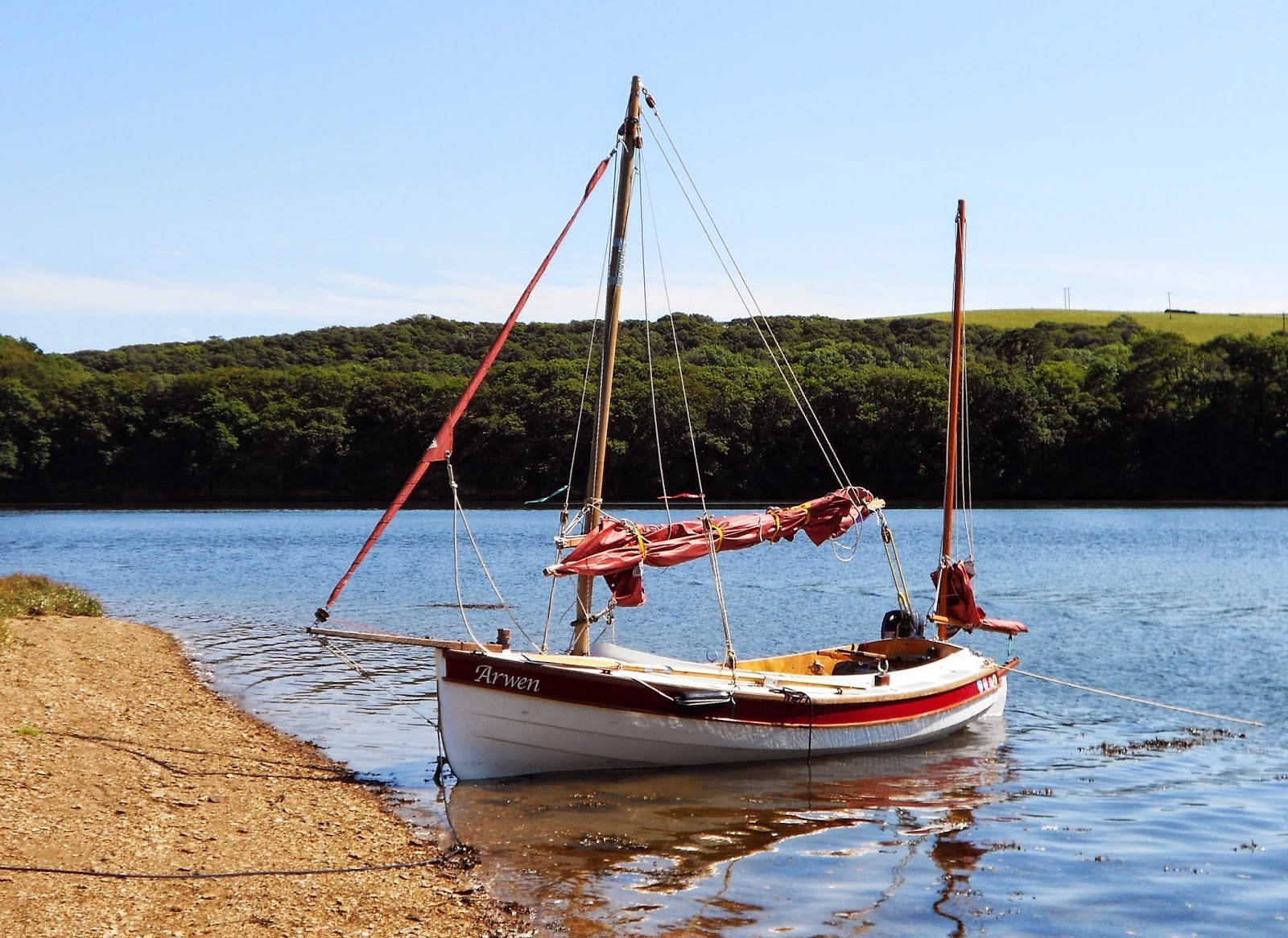 Arwen's meanderings: Dinghy cruising: using a standing lug sail with ...