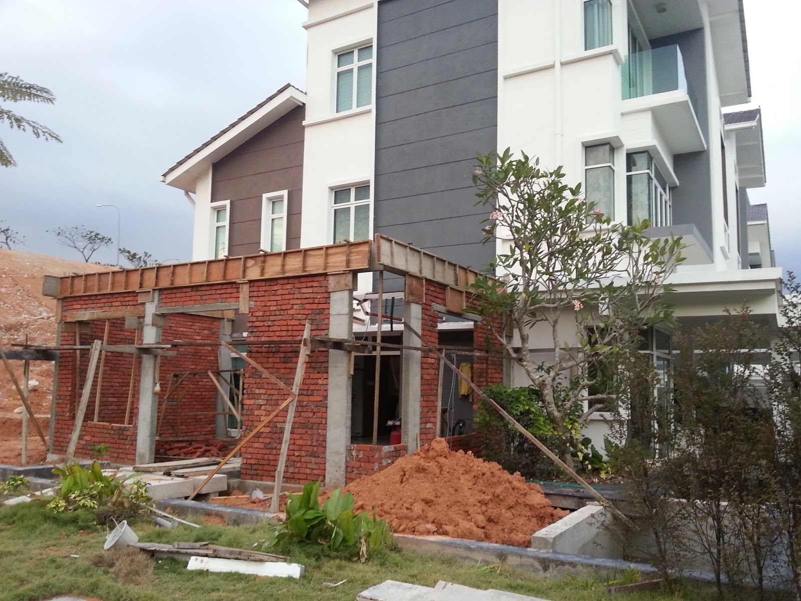 G INTERIOR DESIGN & CONSTRUCTION SDN BHD: 3 Storey Link house * Corner Lot*