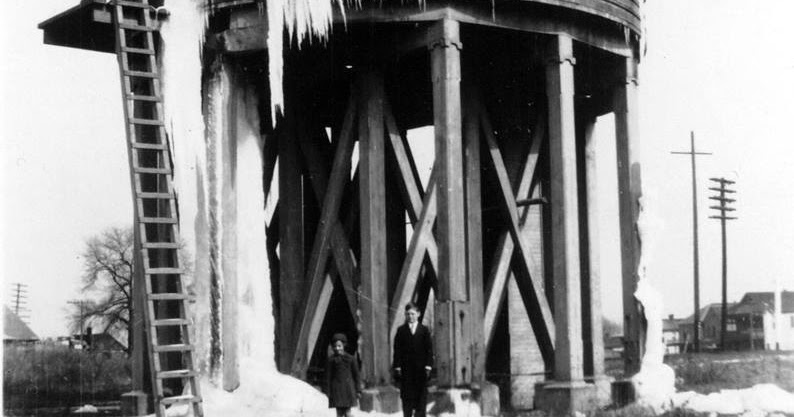 Towns and Nature: Ullin, IL: IC Water Tower and 1897 Depot (First Depot was in 1854)