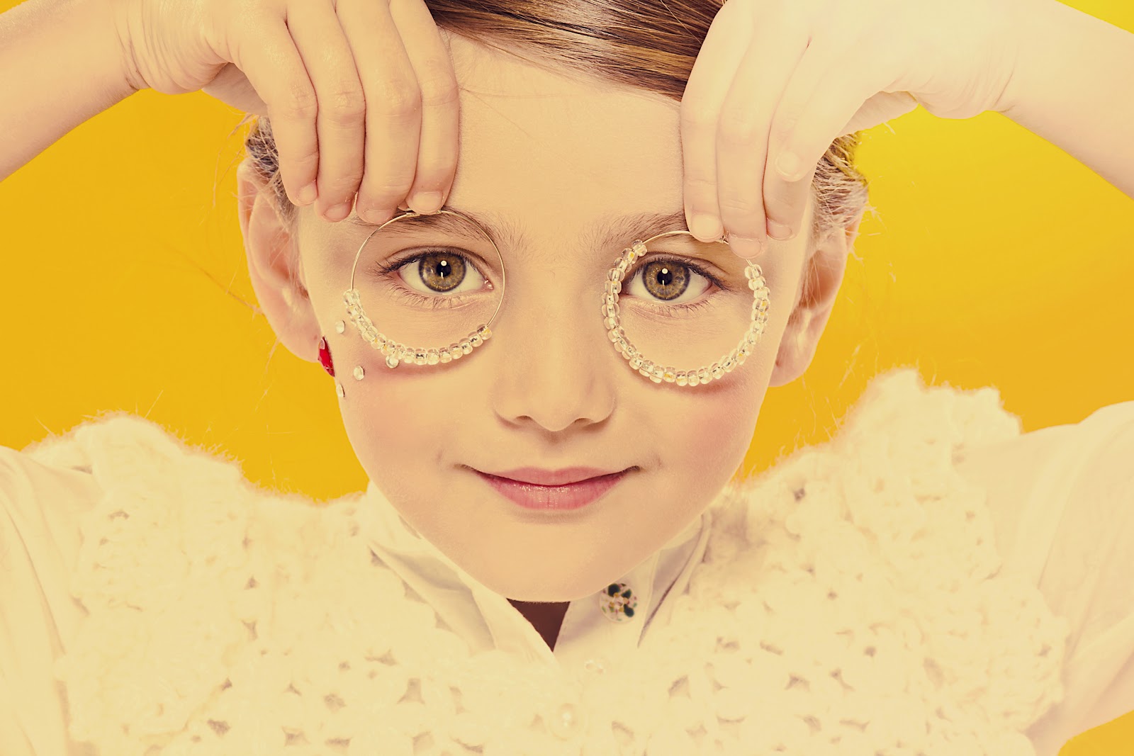 Marcela Villanueva. Estilismo de Moda Infantil: Prisma, para Maeve Magazine