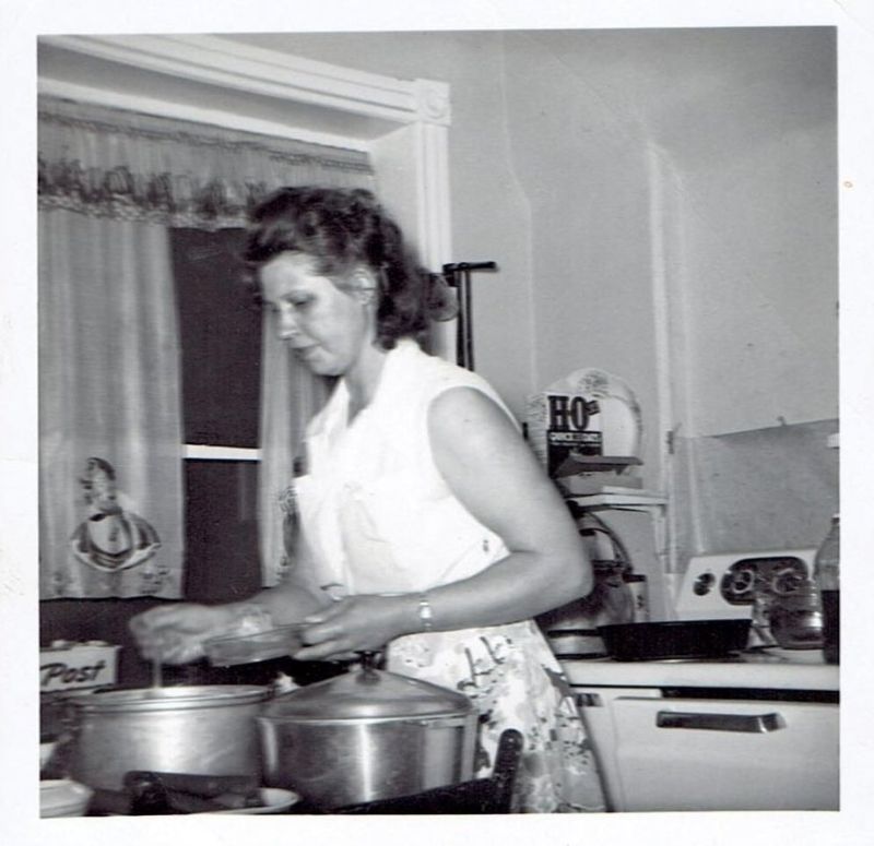 45 Vintage Photos That Capture People in Their Kitchens From the 1950s ...