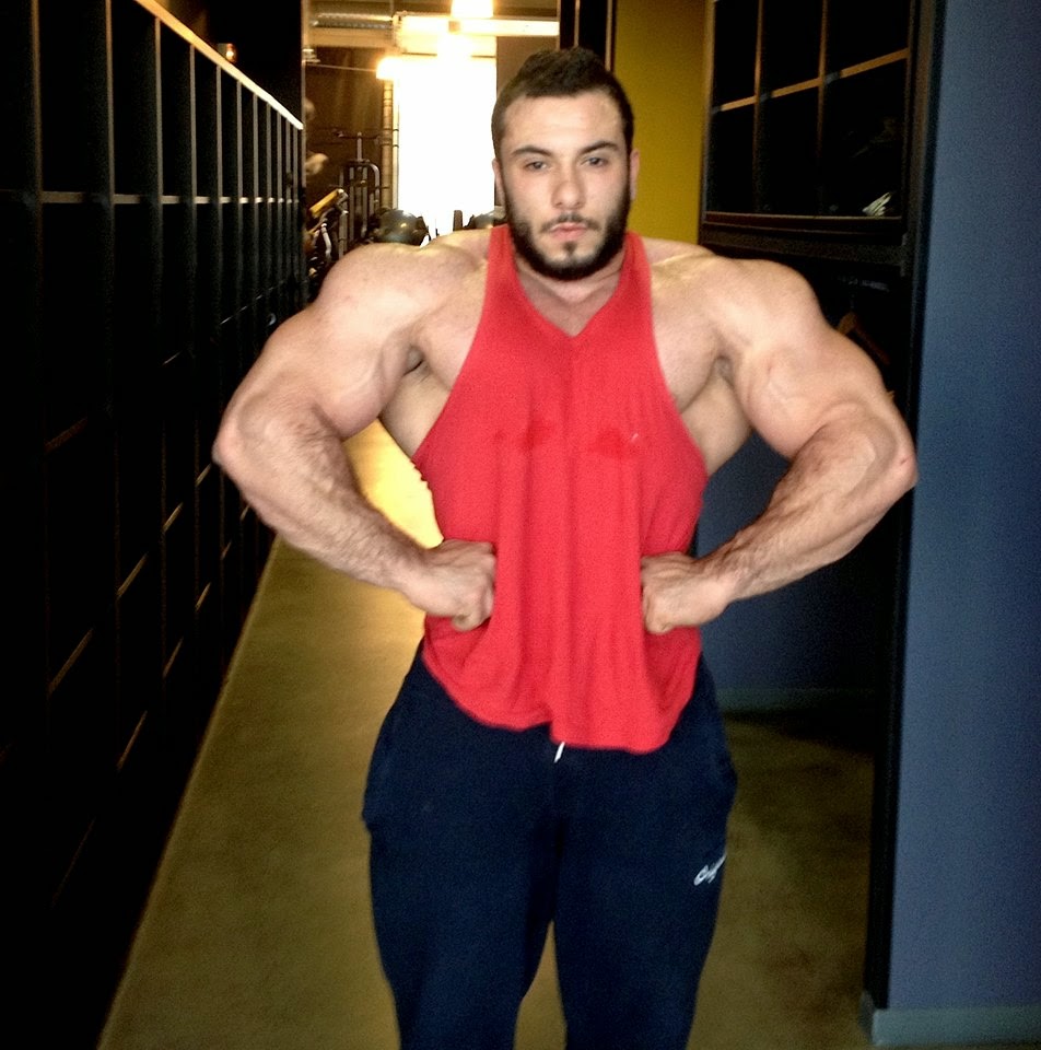 Muscle Lover: Big Lorenzo Becker from France