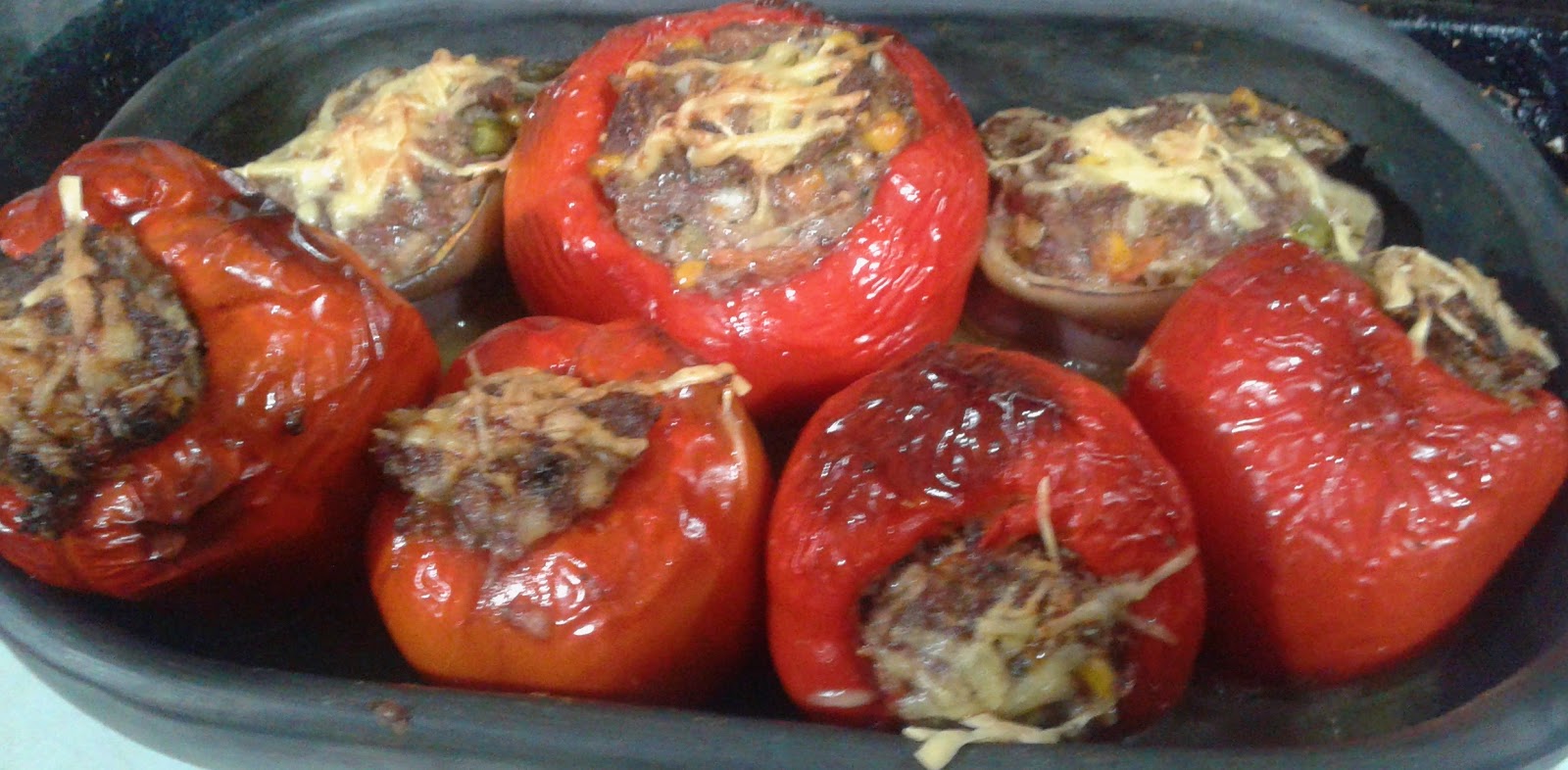 Conjunción de Alegrías y Sabores: Ajíes morrones rojo rellenos