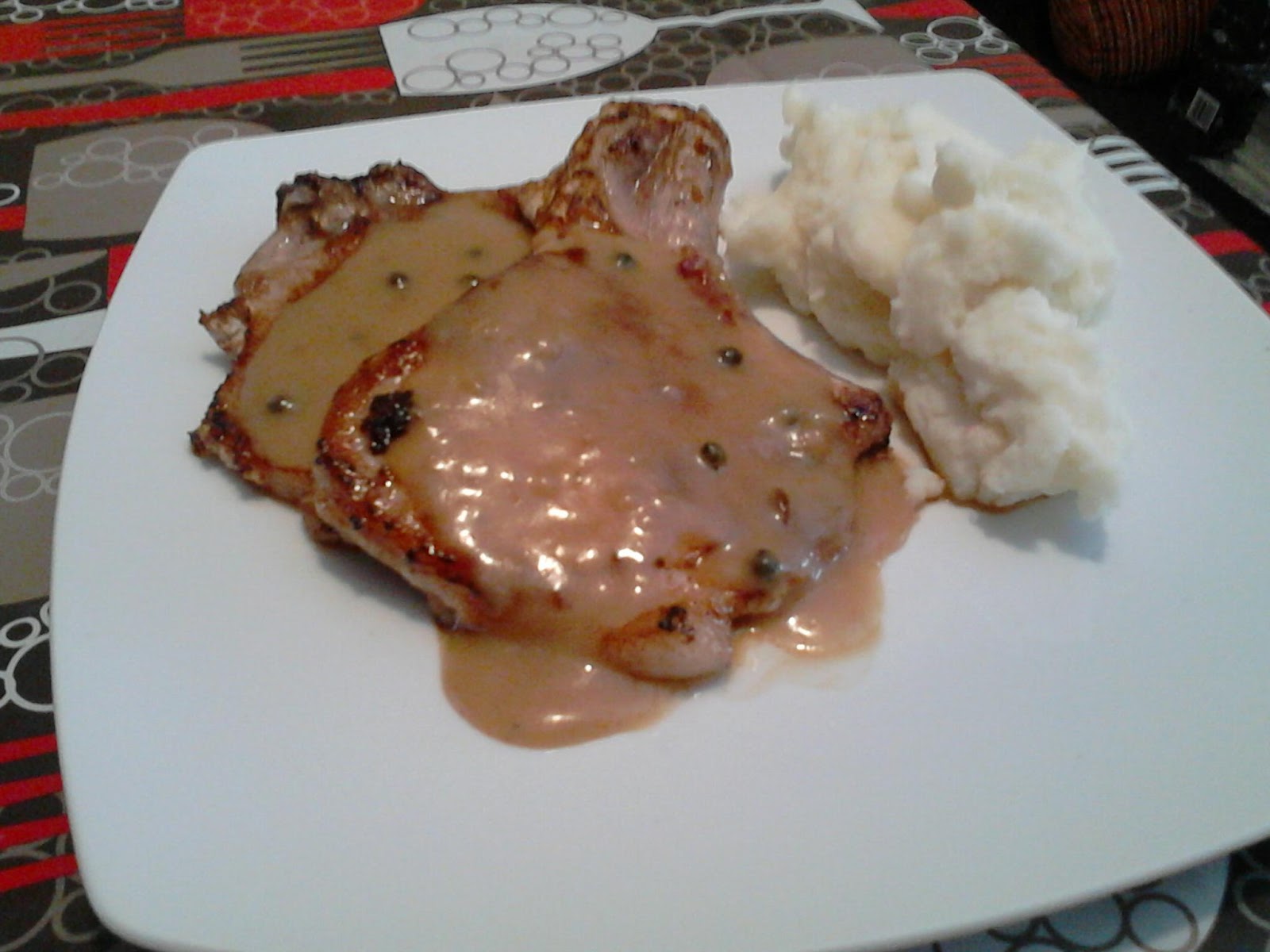 Chuletas de aguja con salsa a la pimienta verde y puré de patatas