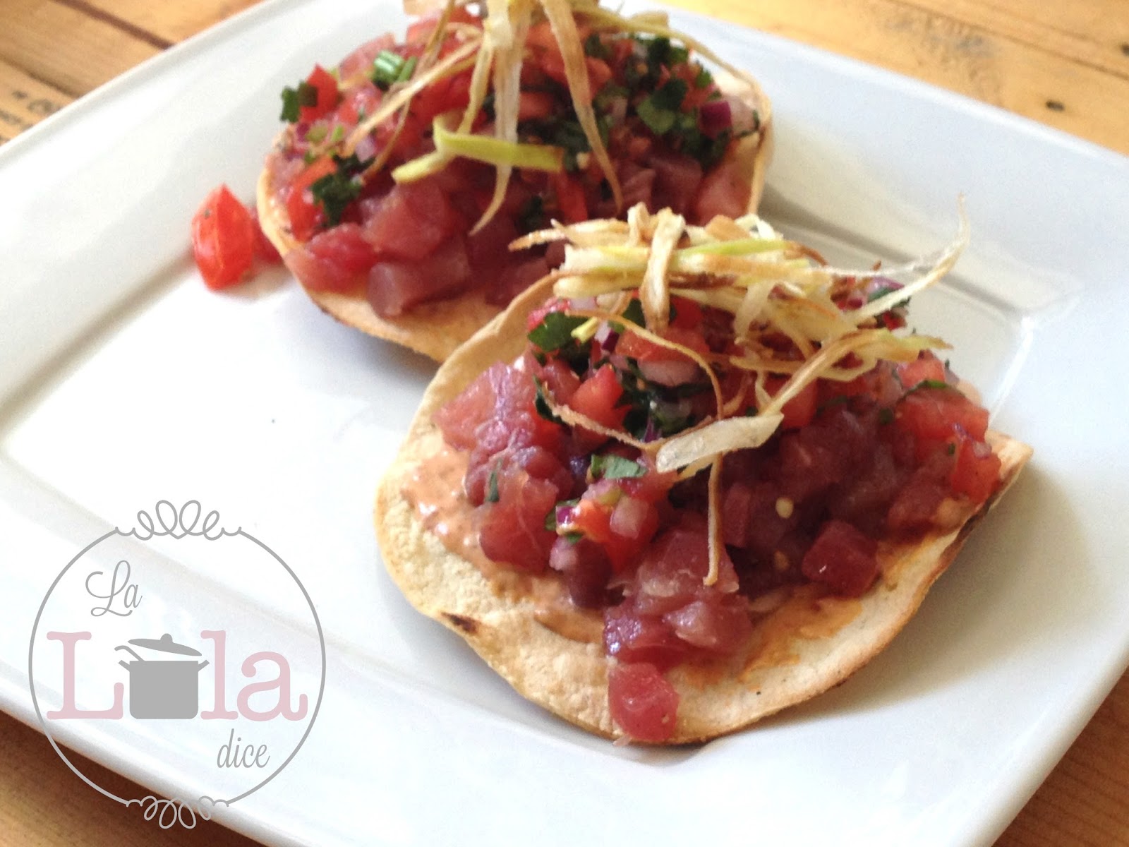 Tostadas de Atún Fresco con salsa bandera | La Lola Dice