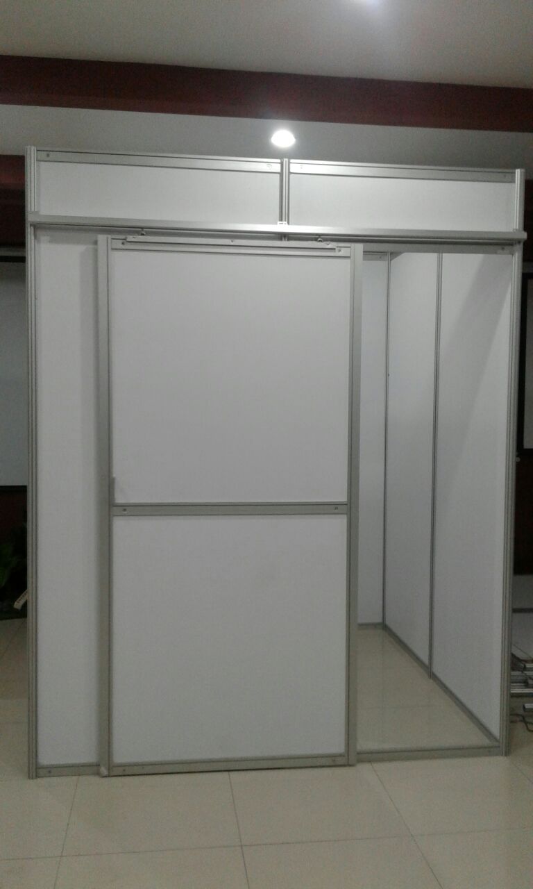 PEMASANGAN MEJA DISPLAY DI JIEXPO - Sewa partisi pameran tangerang