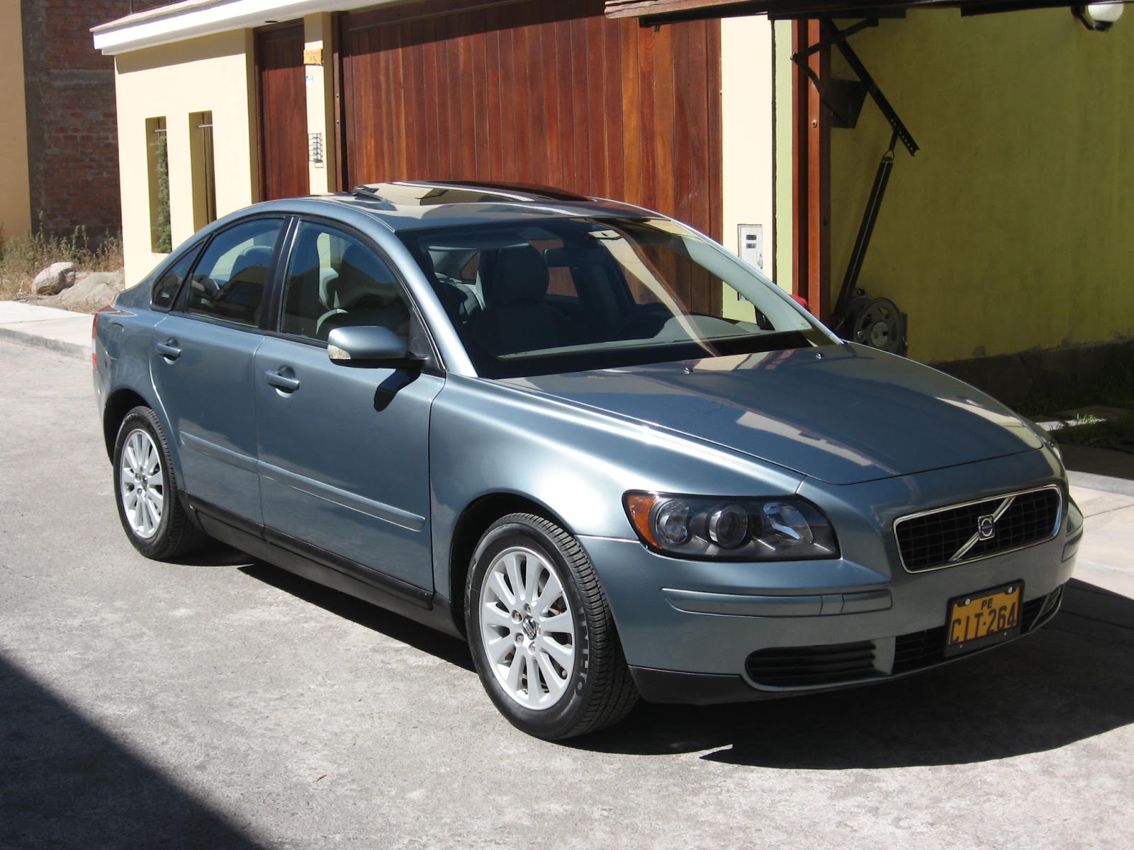 Autos World For All: Volvo 2000