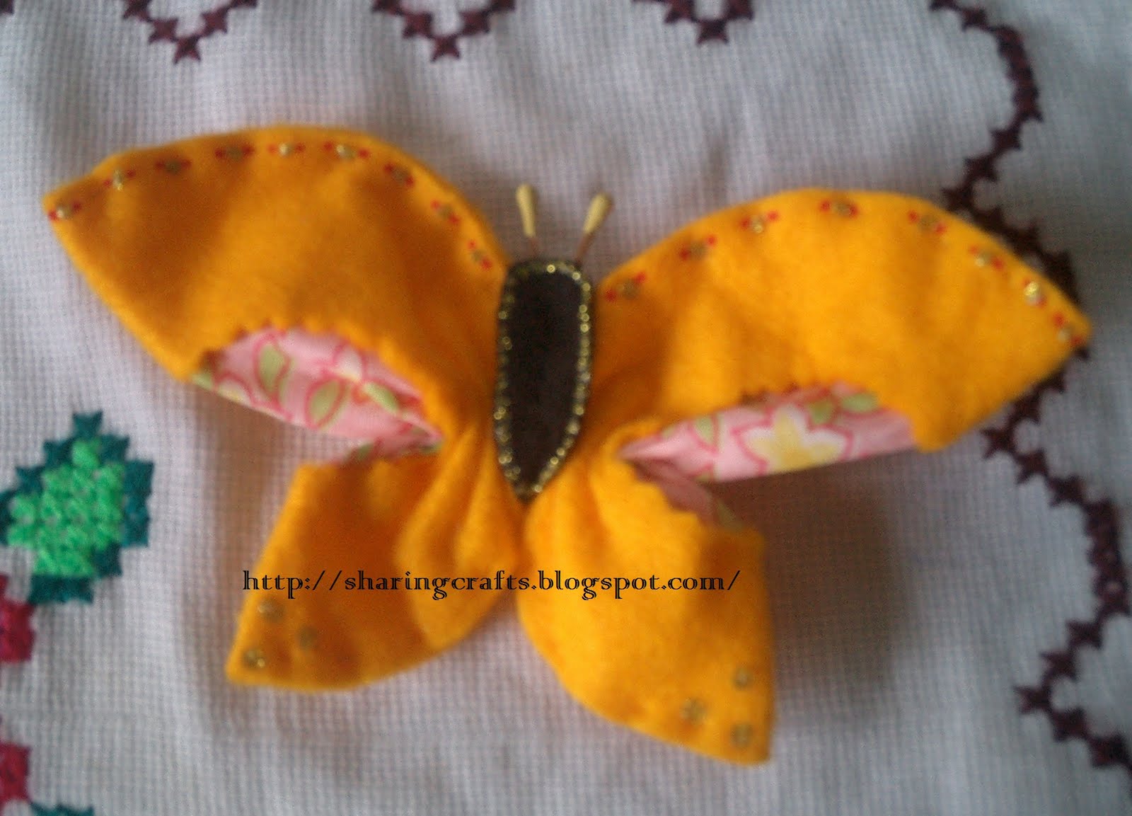 MAESTRA NEILA: Como hacer: Mariposa de fieltro y tela