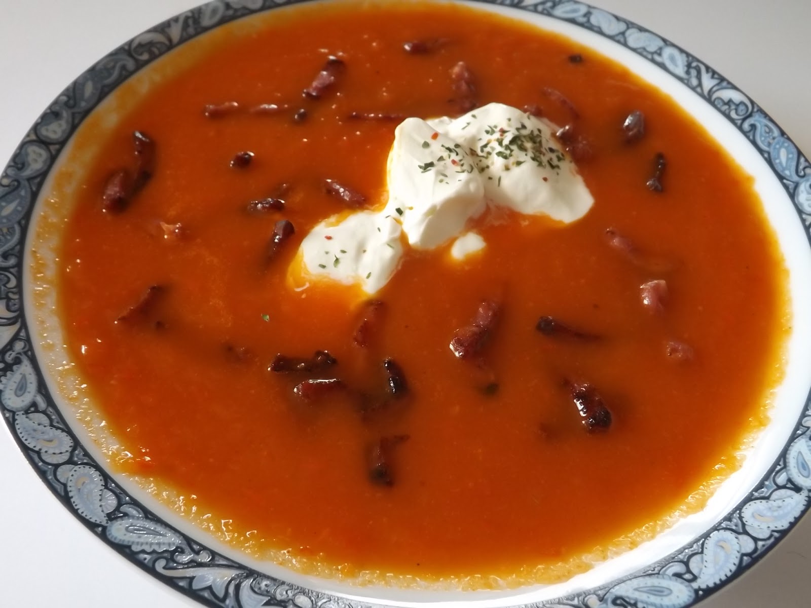 Soupe de poivrons rouge crémeuse et lardons de bacon - Yummy & cie