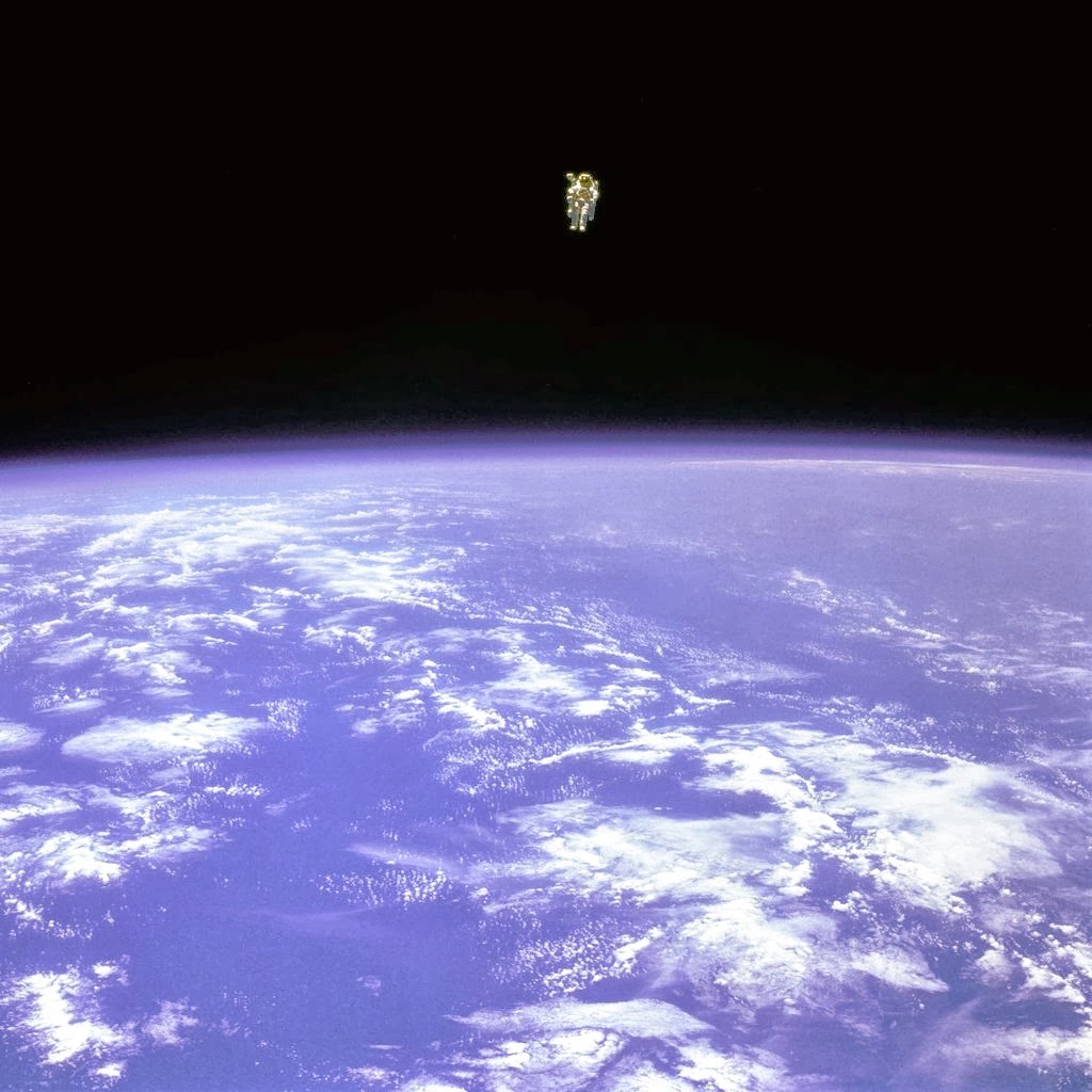 25 Amazing Photographs That Capture Astronauts Make Walking in Space ...