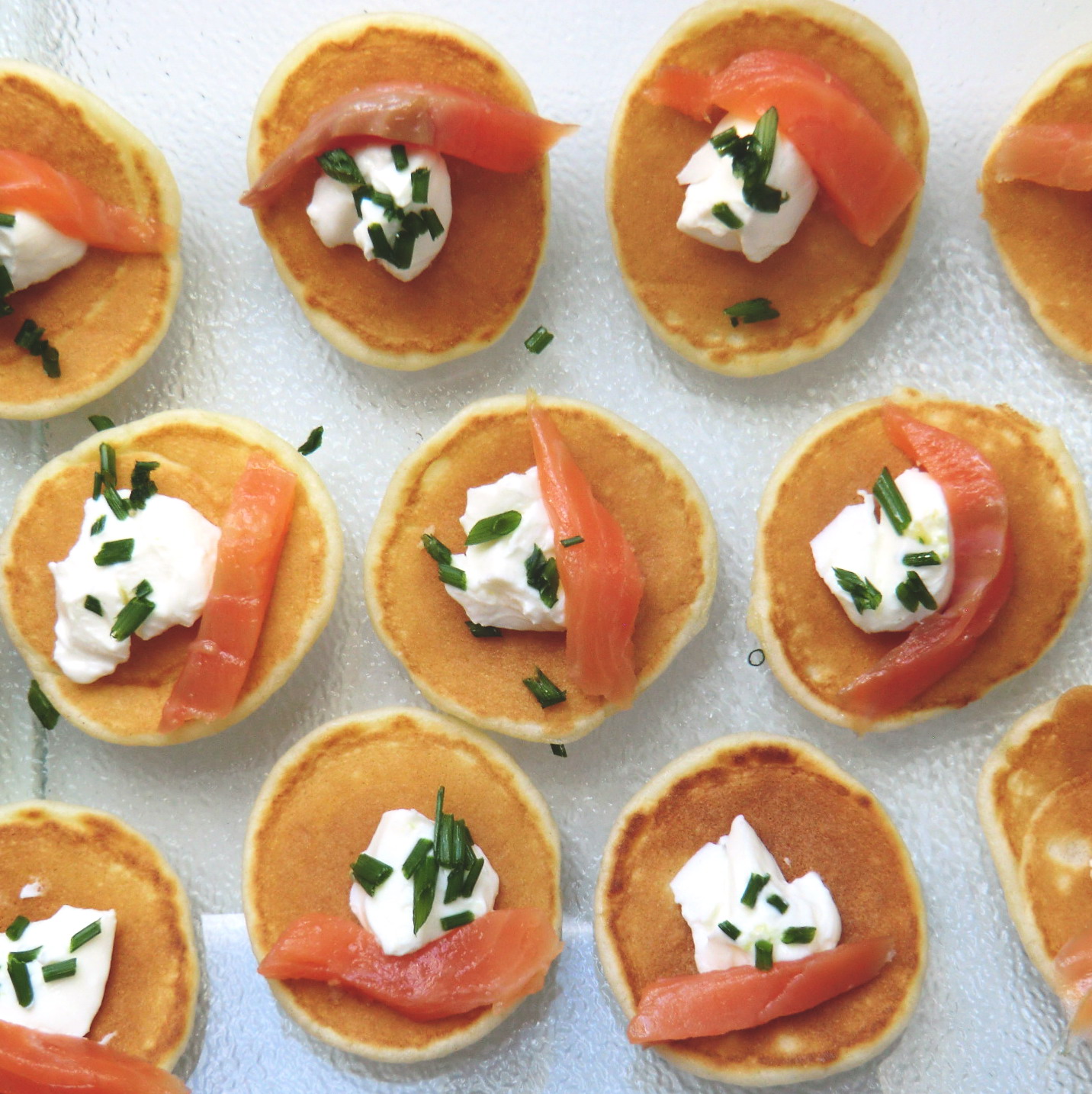 Siba-Rita: Mini blinis con trucha ahumada, queso y cebollino / Mini ...