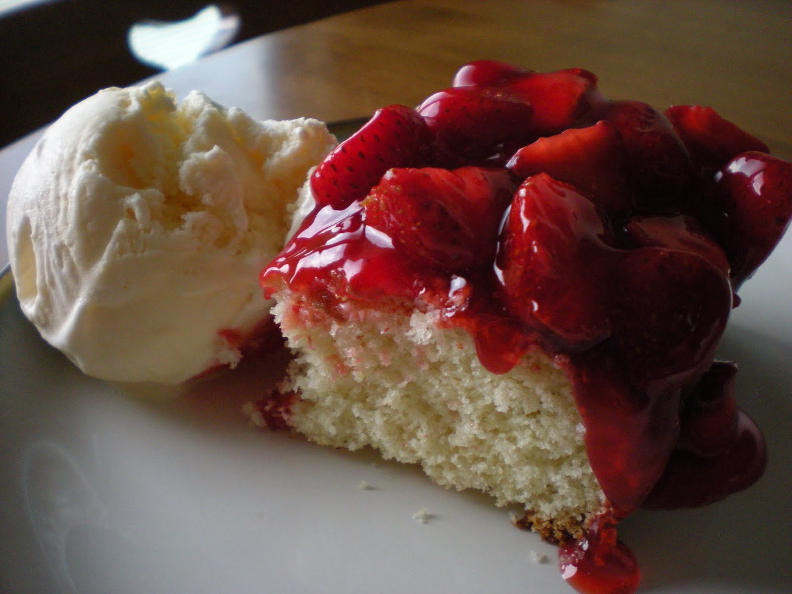 The Sprinkled Kitchen: Strawberry Pie Cake