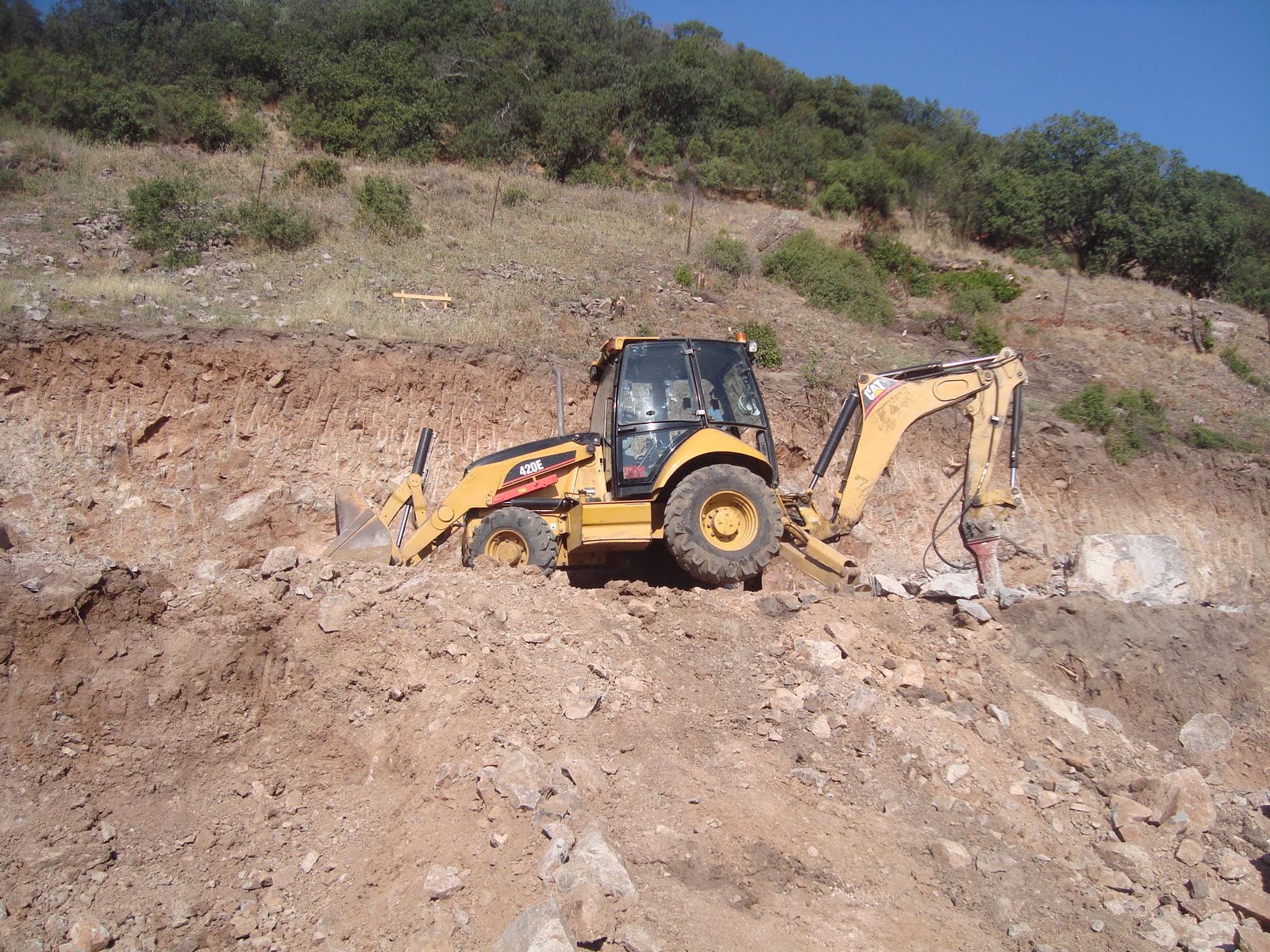 Maquinarias Armstrong E.I.R.L: Demolicion de Rocas